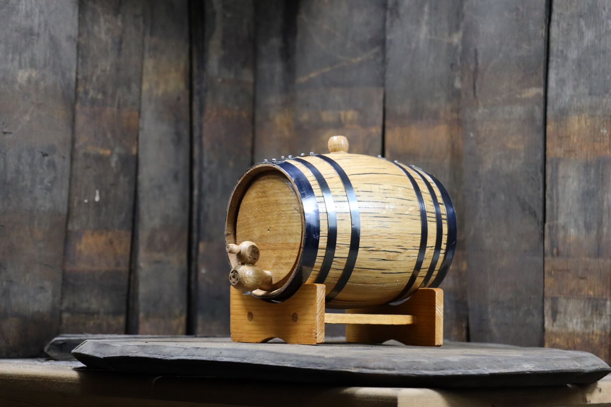 Oak Barrel - 67 oz (2 liter) Black Hoop