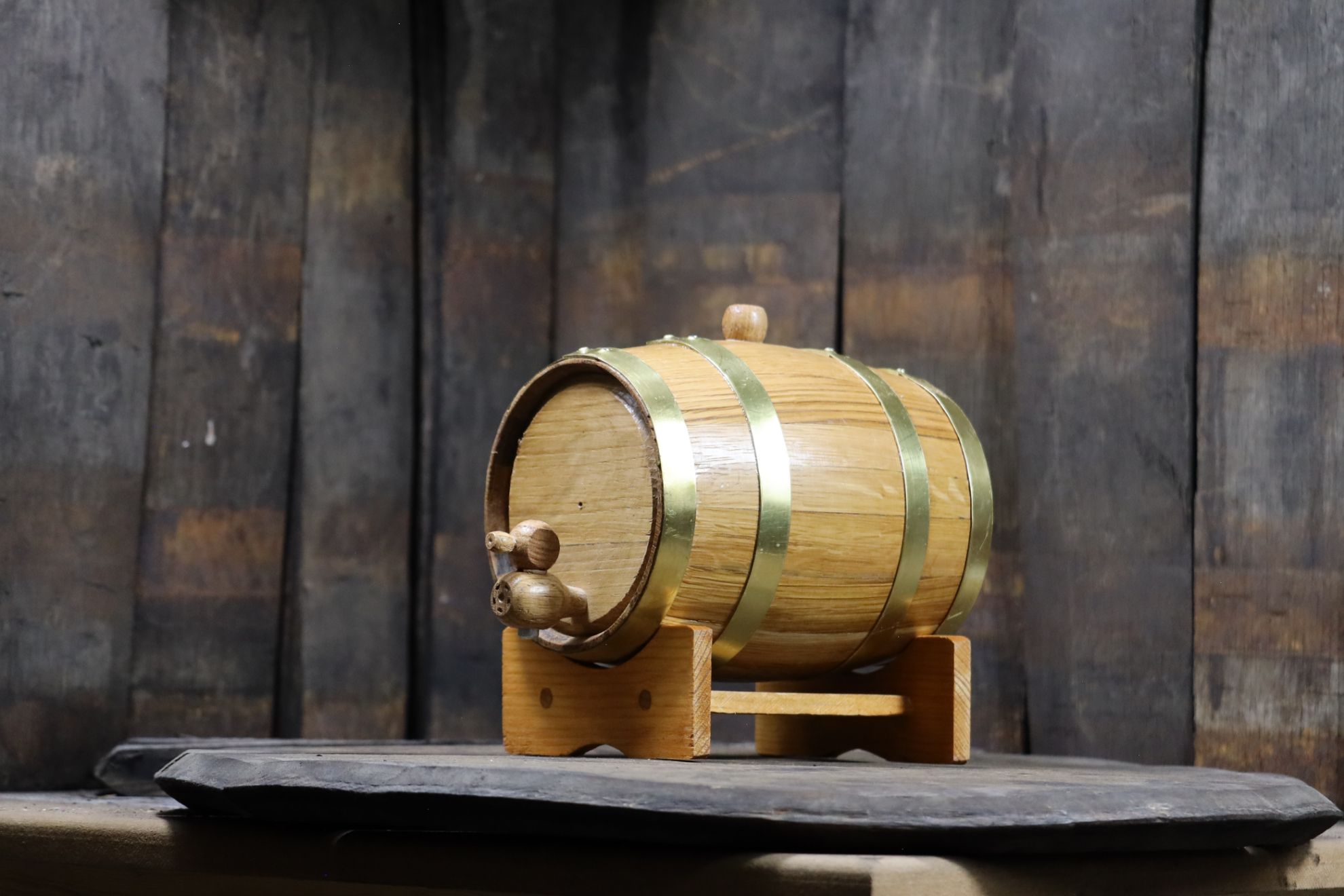 Oak Barrel - 67 oz (2 liter) Brass Hoop