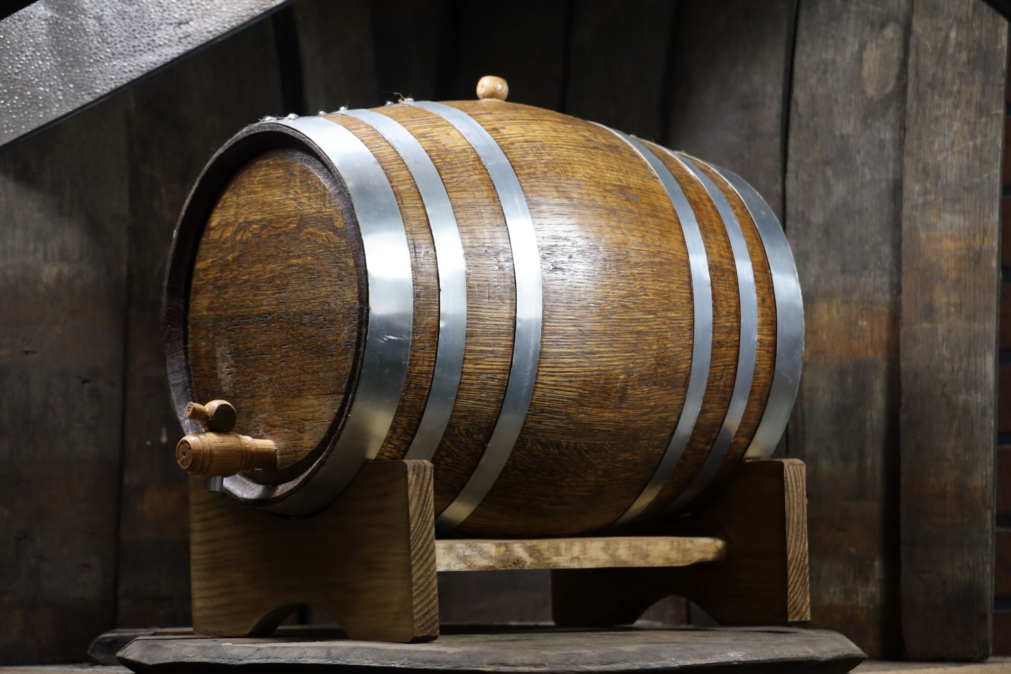Dark Stain Oak Barrel with Galvanized Steel Hoops